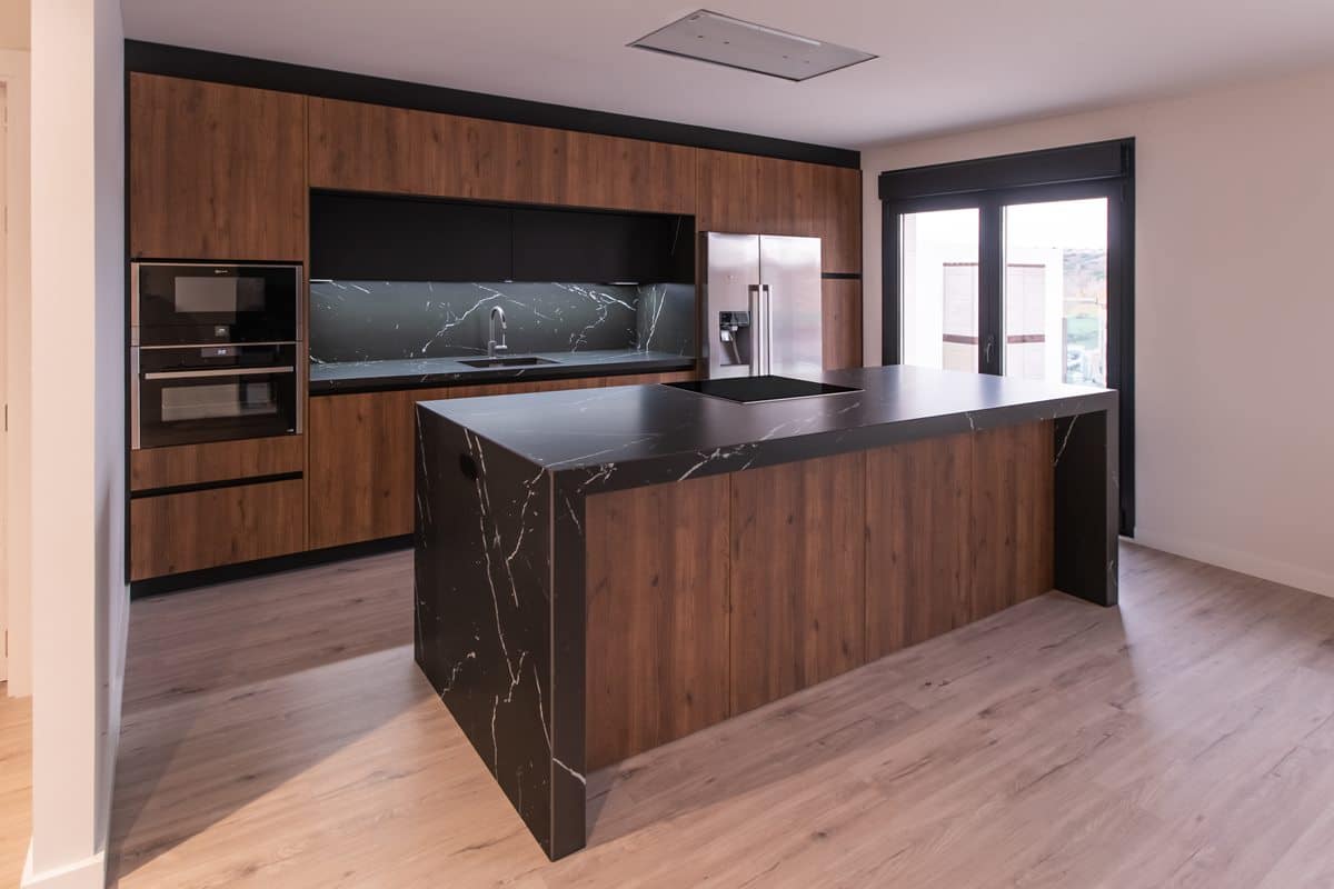 Cocina con isla y encimera Neolith | Tienda de Cocinas en León - Novely ...